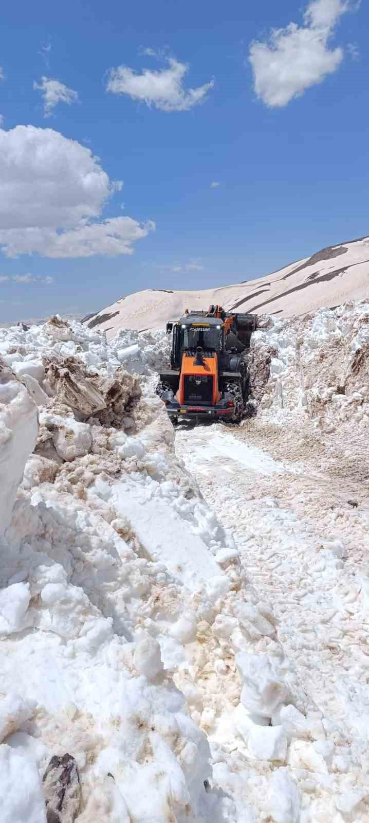 Hakkari’de yaz günü karla mücadele devam ediyor