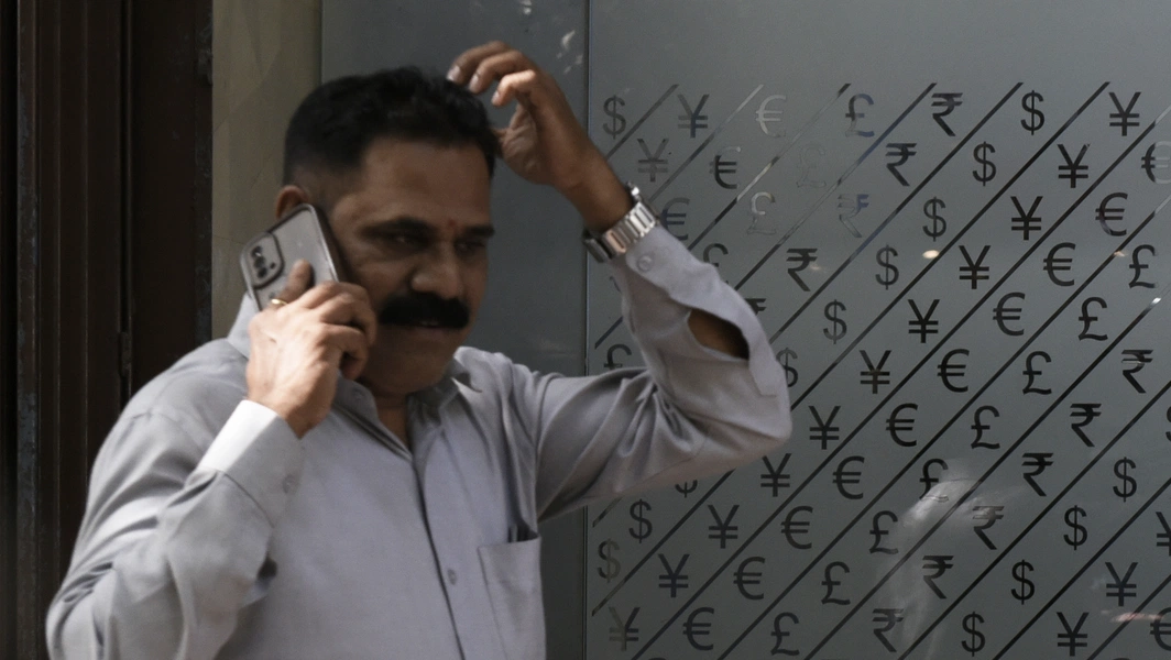 FIIs pull ₹5,556 crore in a day as DIIs buy big
