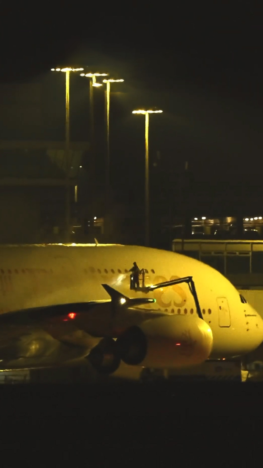 Airbus A380 de-icing caught on camera