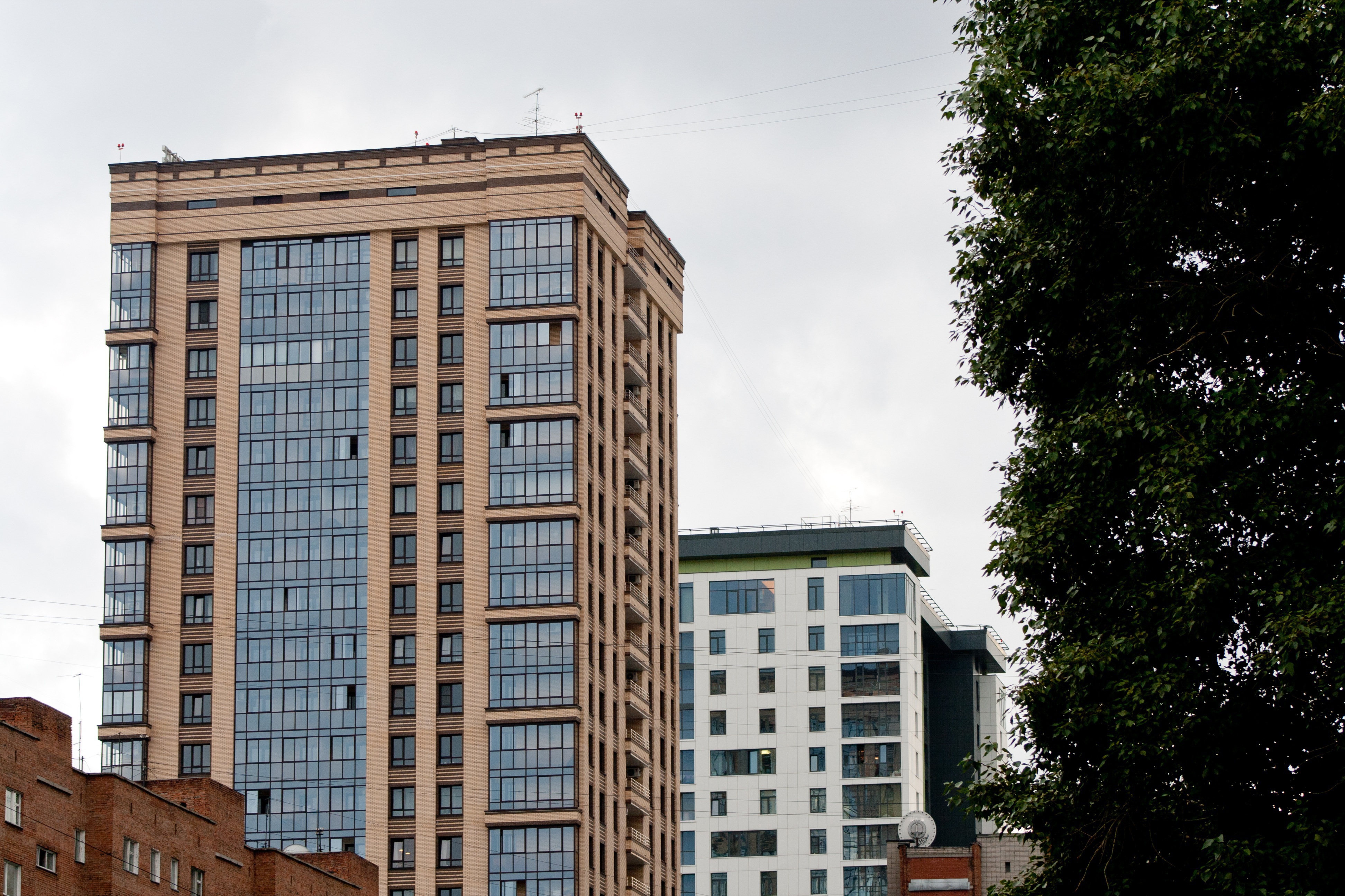 What happened at London's Highpoint Tower? Family of three fall 400ft ...