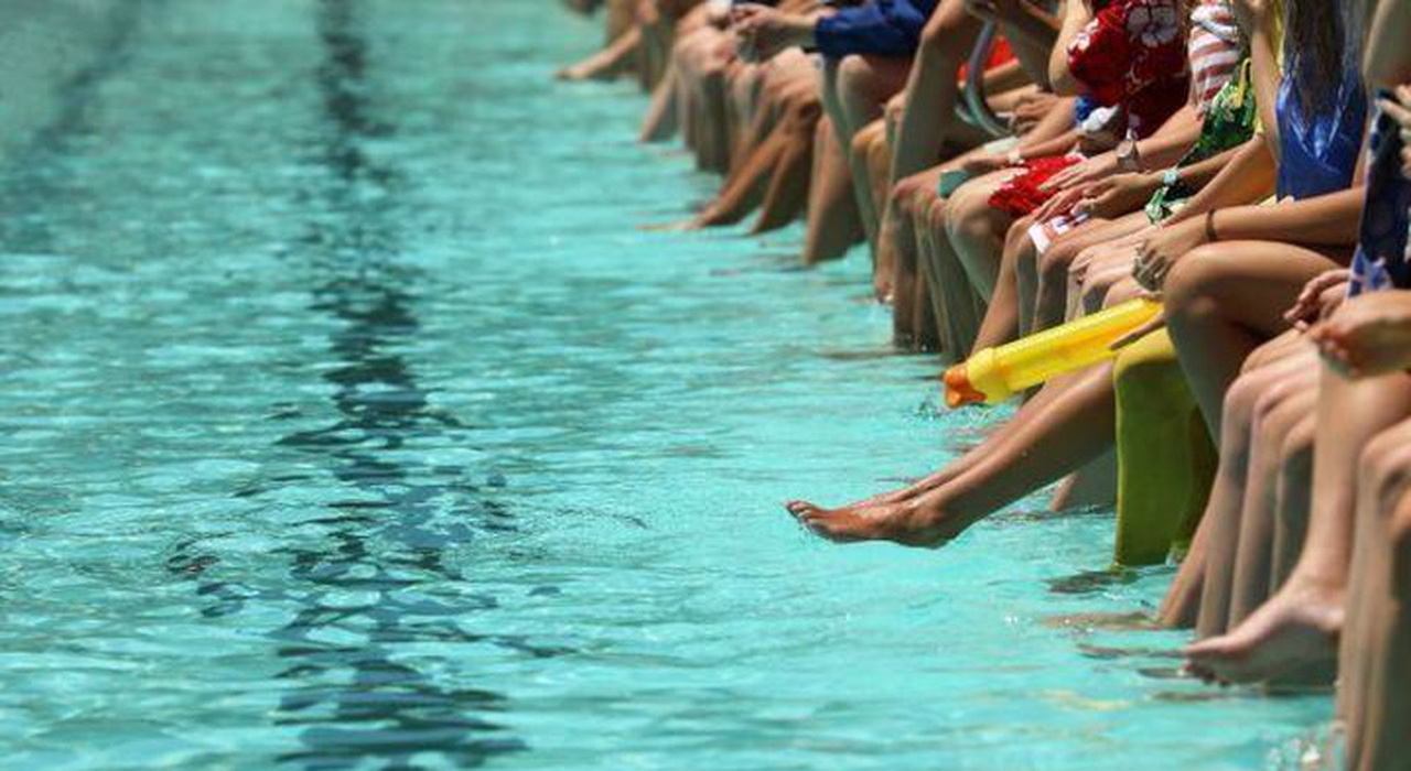 Piscine tra gli alberi, ombrelloni di paglia e ristorante: l'oasi ...