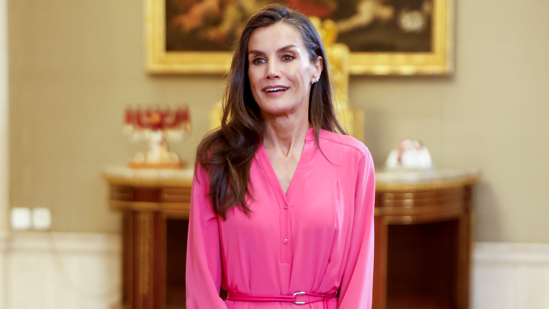 La reina Letizia, tras sus looks en blanco con el Papa, impacta con su ...