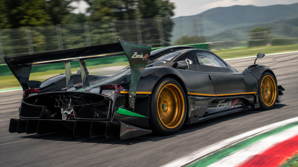 How does the Zonda Revolución engine note build at high RPM?