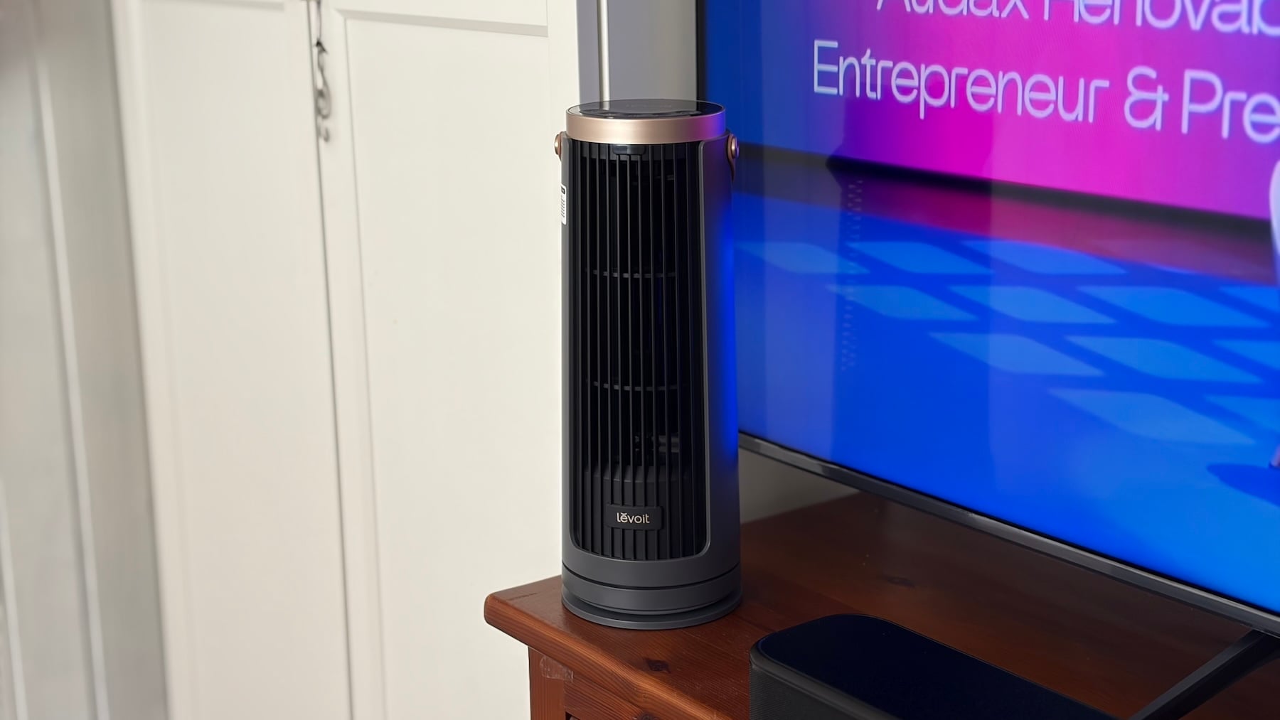 El Levoit Windi Mini Pro es un ventilador pequeño pensado para noches ...