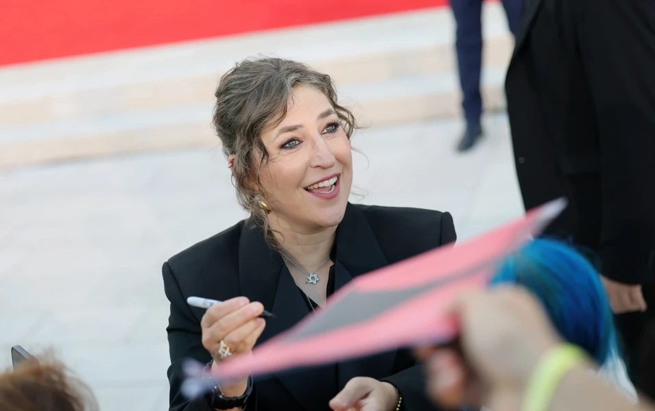 Mayim Bialik recalls discomfort over Amy’s wedding dress scene