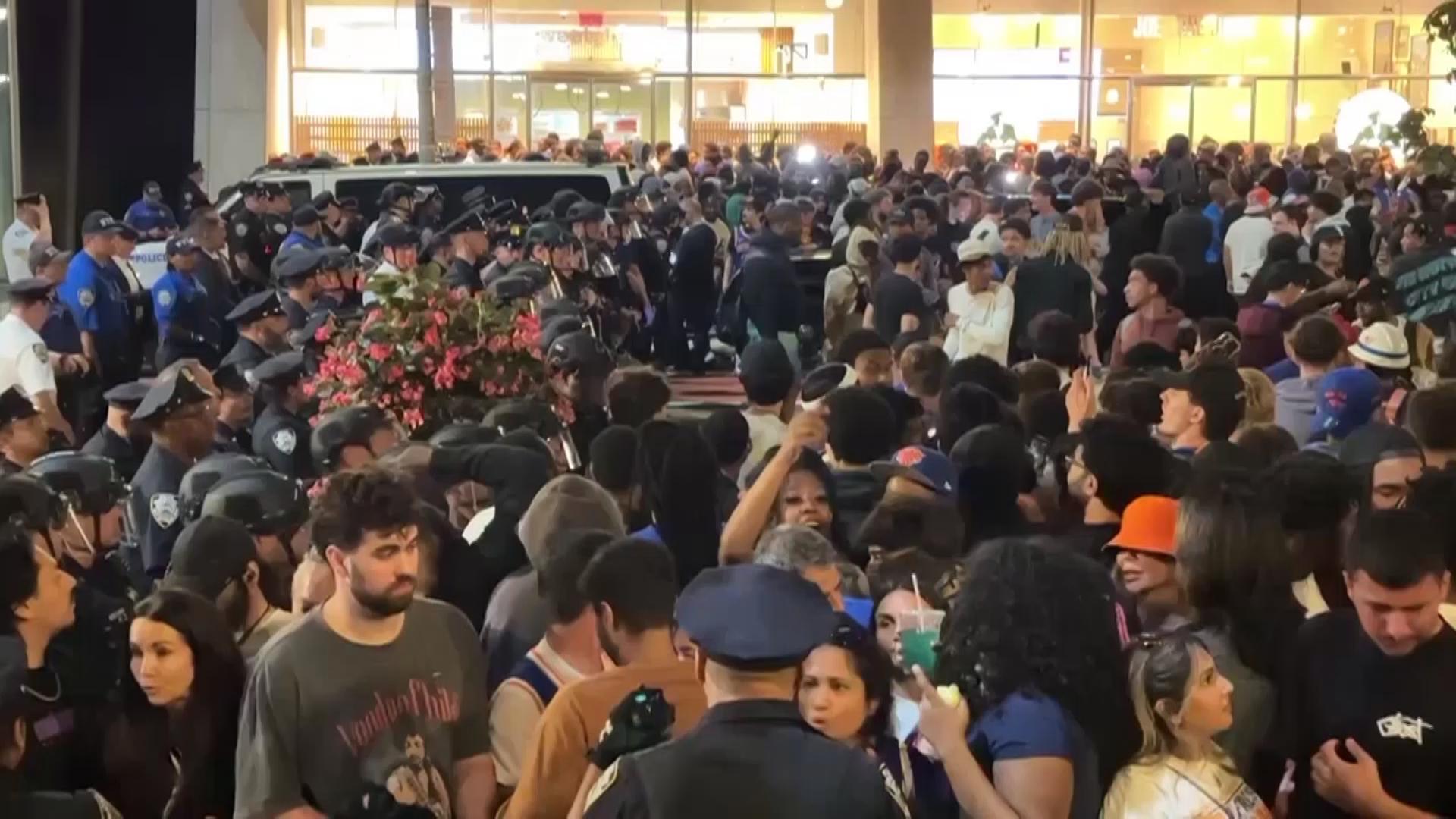 NYPD seen clearing basketball fans from street