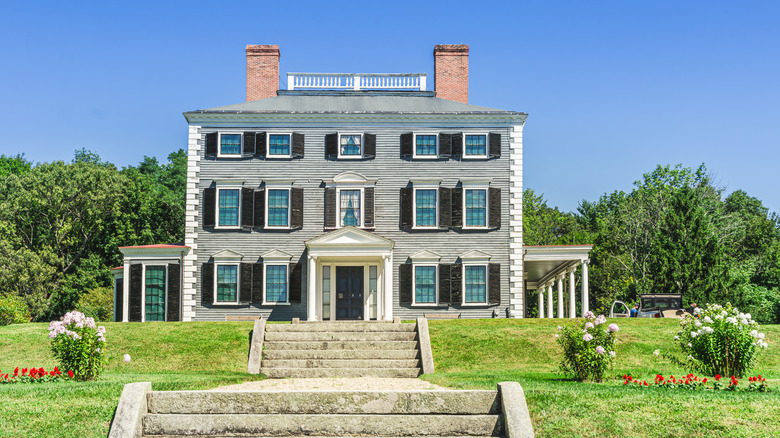 What are colonial-style homes? Discover what makes the design so charming