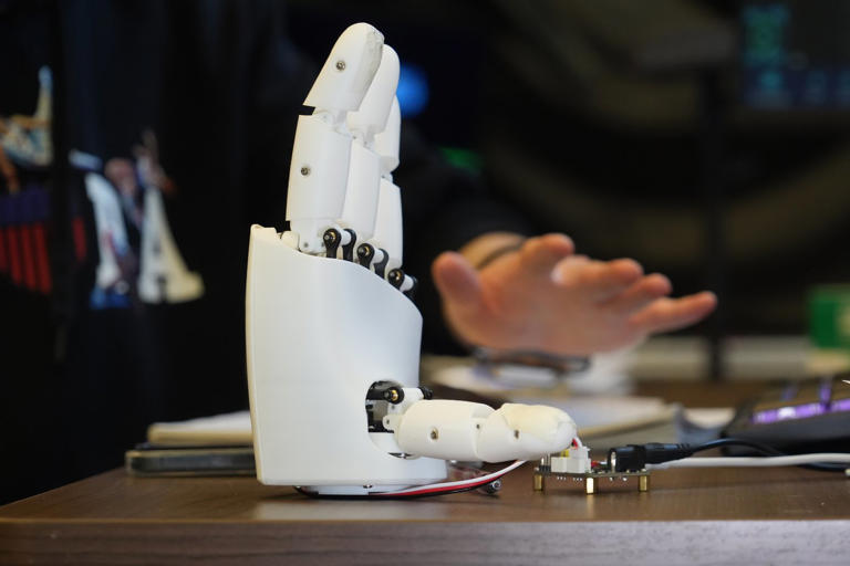 MIT researchers channel AI to turn hand gestures into robot training data