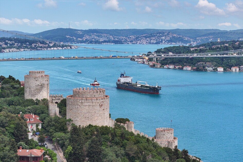 İstanbul Boğazı turkuaz renge büründü
