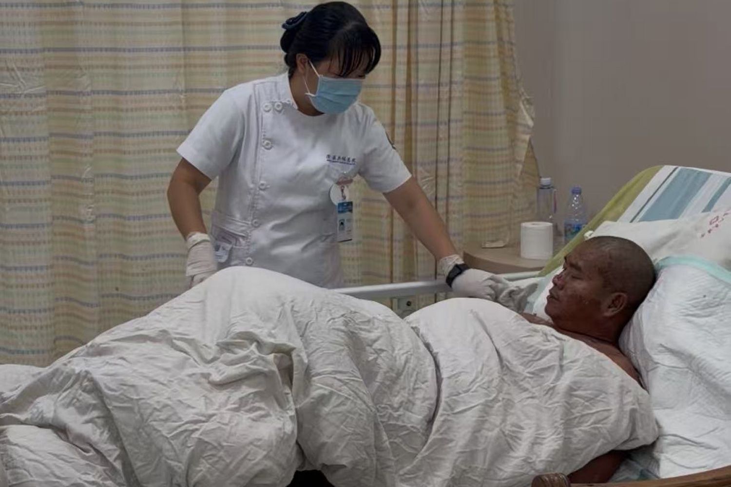 Tourist survives 7 days lost at sea by eating raw crabs while clinging ...