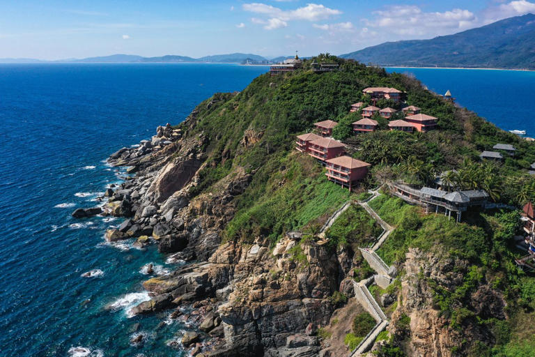 Tourist survives 7 days lost at sea by eating raw crabs while clinging ...