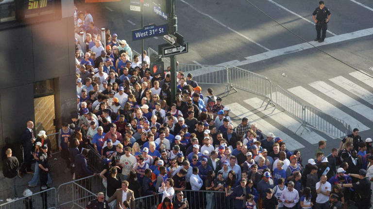 21 Knicks fans taken into custody after Game 3 loss