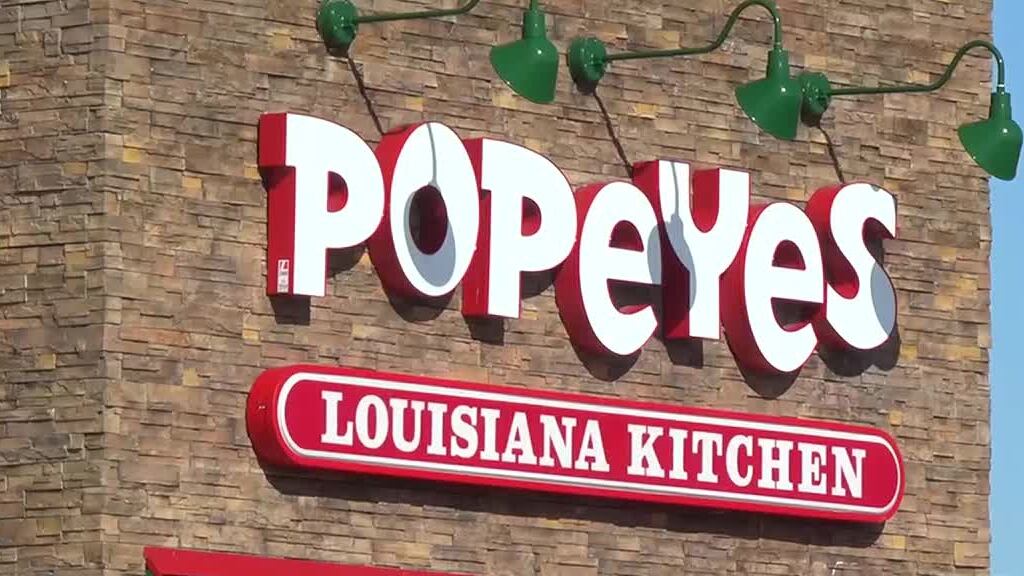 Woman pulls gun on Popeyes cashier in Nashville, police say