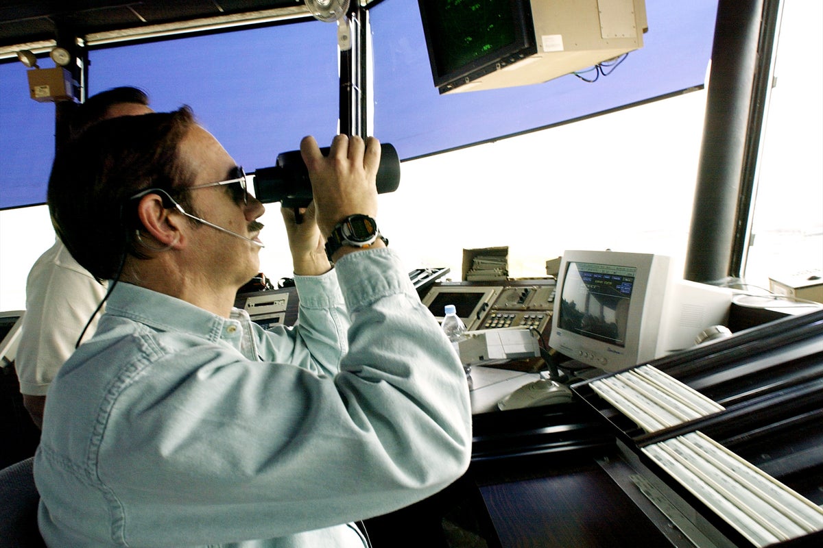 FAA hiring more air traffic controllers as airport delays continue