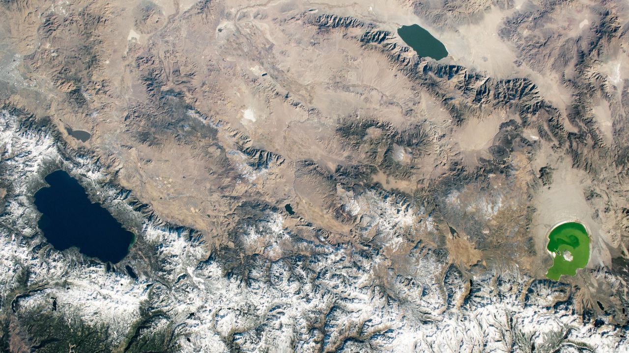 Trio of drastically different US lakes straddles the border between ...