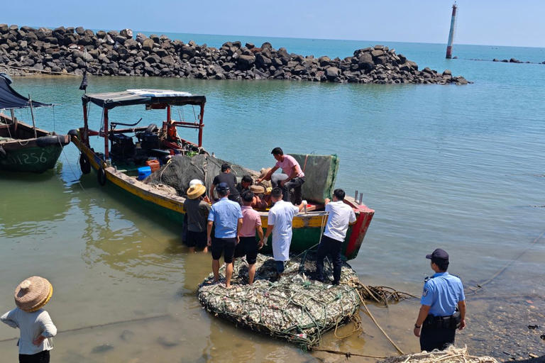 Tourist survives 7 days lost at sea by eating raw crabs while clinging ...