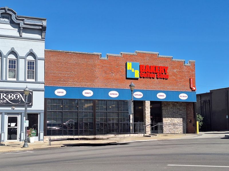 This tiny historic town square in Indiana houses a hidden donut ...