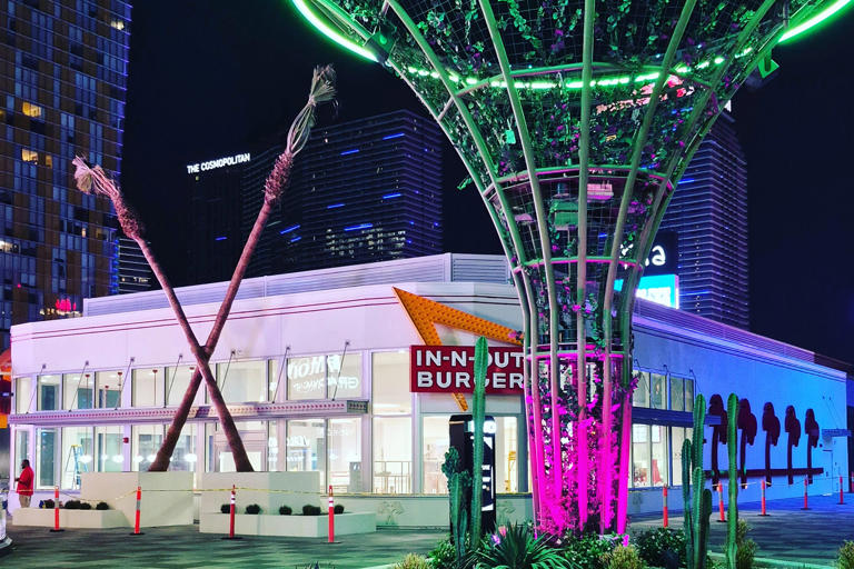 Absolutely colossal Vegas In-N-Out Burger opens on the strip today ...
