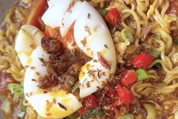 Indomie nyemek yang lagi viral, cuma tambah telur tapi rasanya bikin nagih!