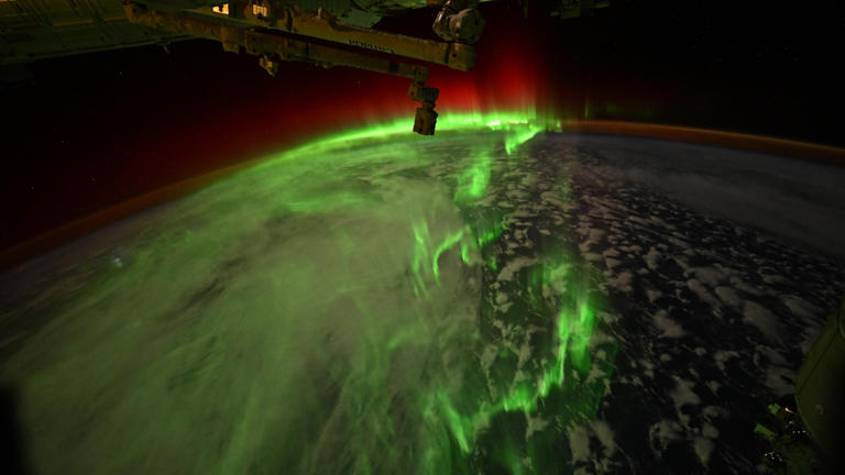 Astronaut captures snake-like auroras from a SpaceX Dragon | Space ...