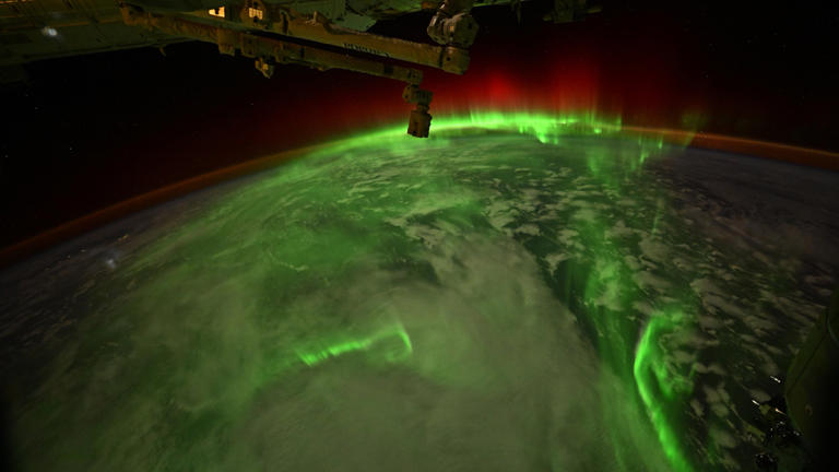 Astronaut captures snake-like auroras from a SpaceX Dragon | Space ...