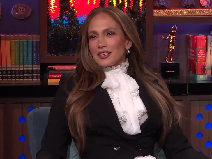 Jennifer Lopez says don't slide into her DMs if you want to date her
