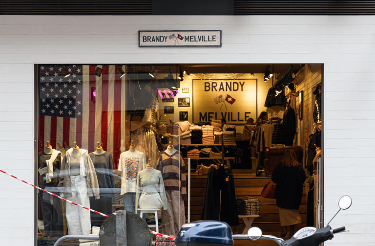 Popular women’s clothing brand closes US store fitting rooms