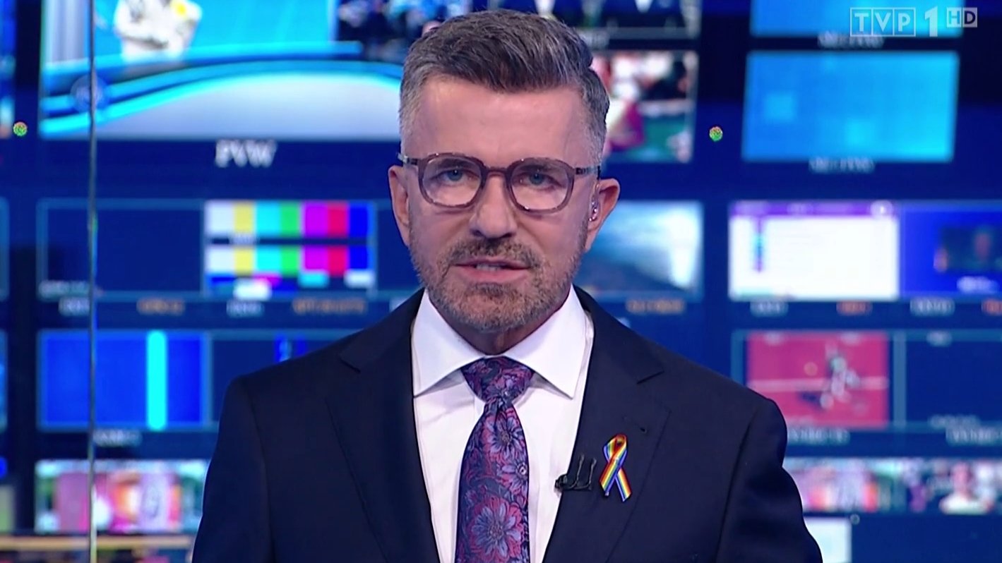Podczas wydania "19.30" miał na sobie tęczową przypinkę. Teraz TVP reaguje