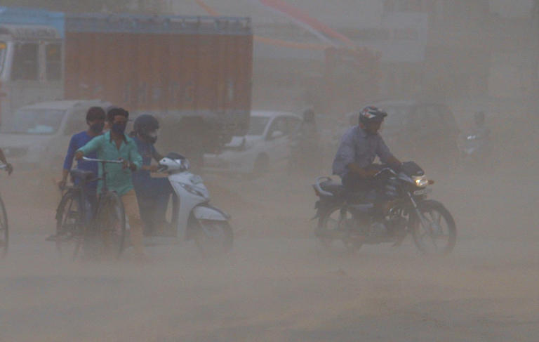Dusty winds sweep Delhi-NCR; IMD warns of thunderstorms, hail with red ...