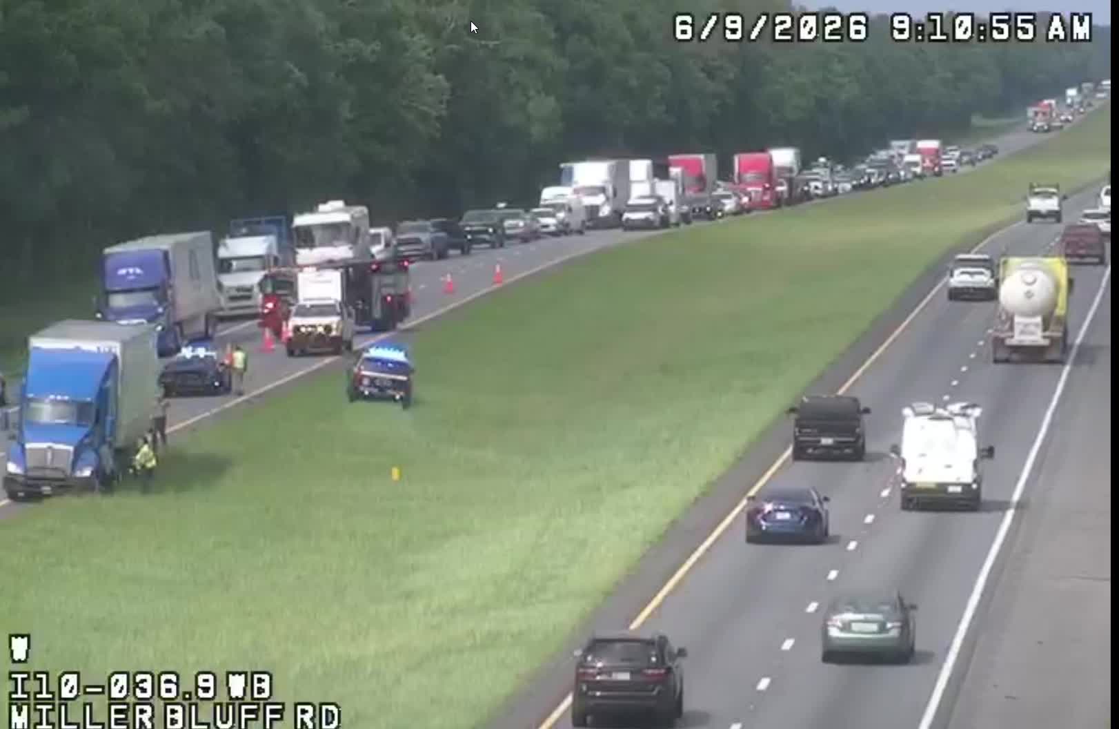 Patrol car crash closes I-10 eastbound lane in Milton, Florida