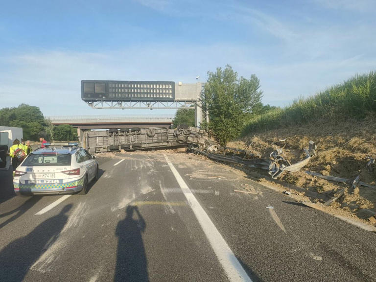 Camion carico di carta si ribalta in A14 tra Pesaro e Fano: morto il ...