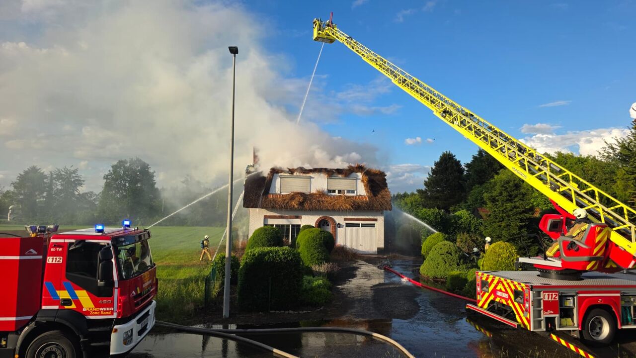 Brand na blikseminslag in huis in Brecht, rookpluim van ver te zien