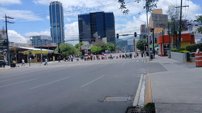 Protestan maestros jubilados del Isssteleón; bloquean calles y avenidas ...