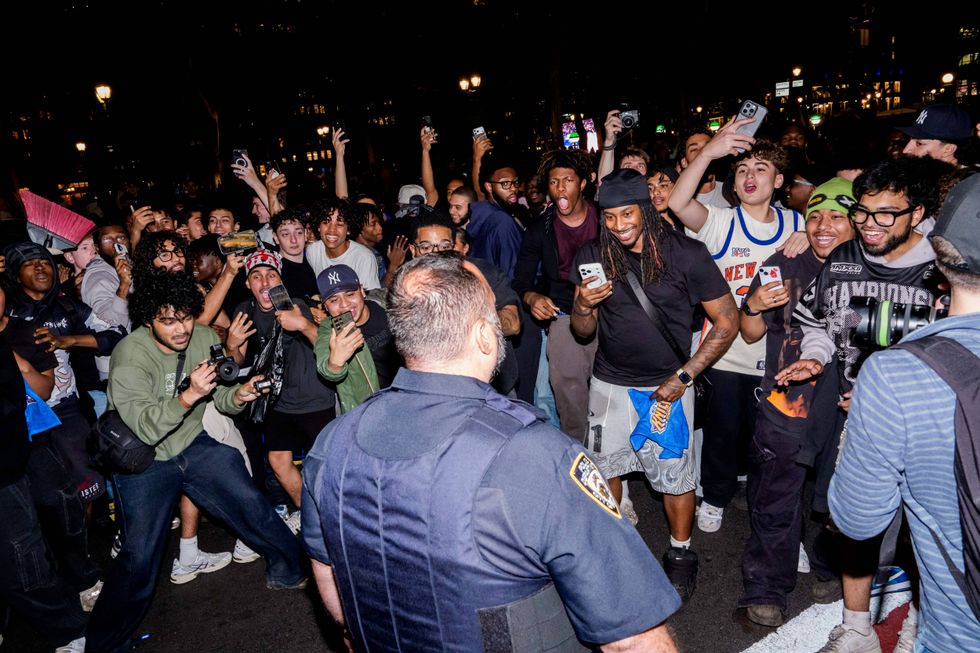 21 taken into custody, 5 NYPD officers hurt, as Knicks fans get rowdy ...