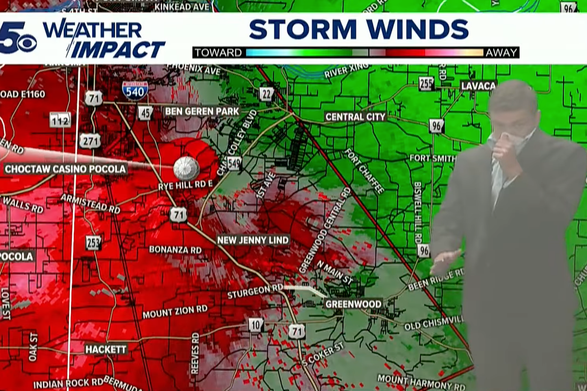 Meteorologist goes viral for continuing tornado report despite fire