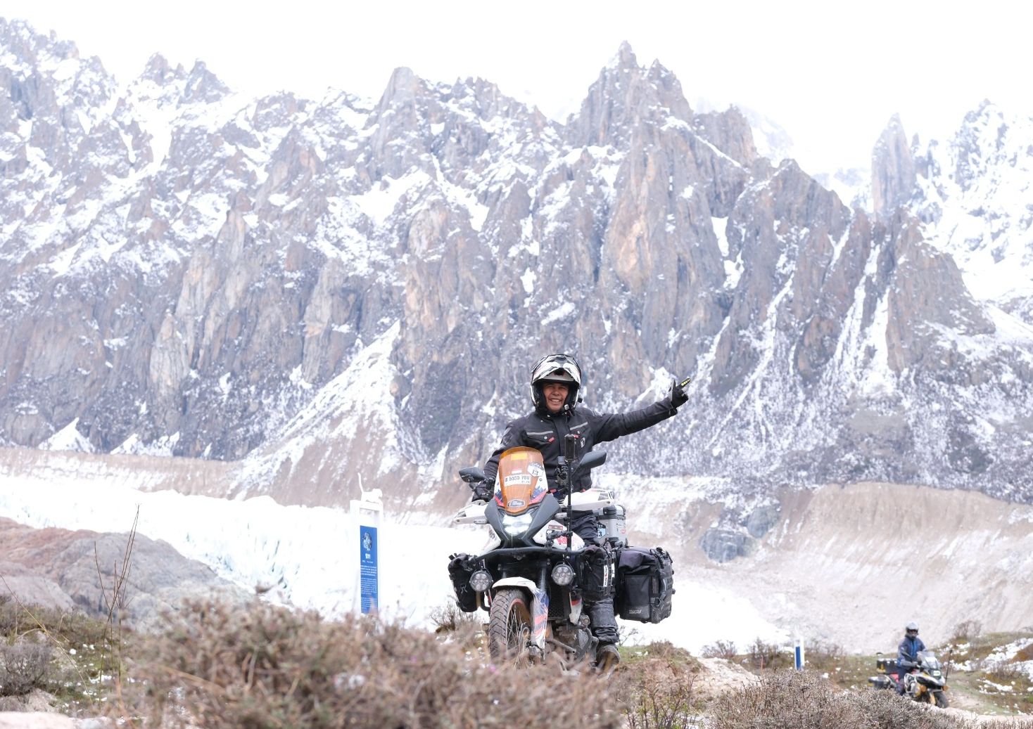 Dua overlander Indonesia touring menembus atap dunia, dari Everest ...