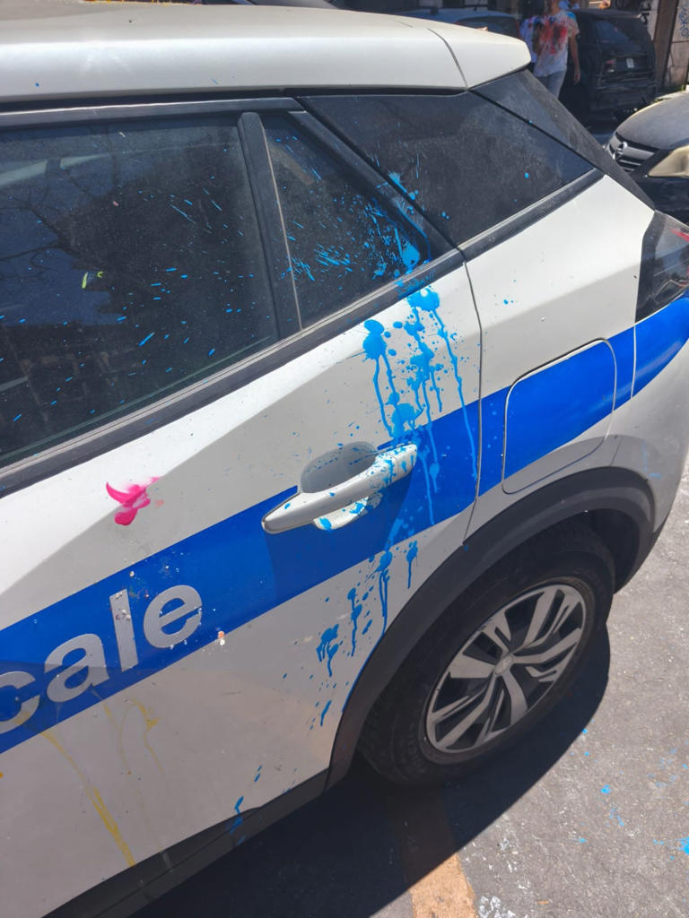 Uova, farina e vernice contro la polizia al liceo Cutelli di Catania
