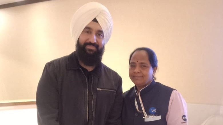Raj Kundra helps female airport staff, praised for respectful demeanour