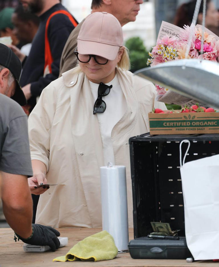 Sia, 50, reveals her face and ditches signature wig disguise for casual ...