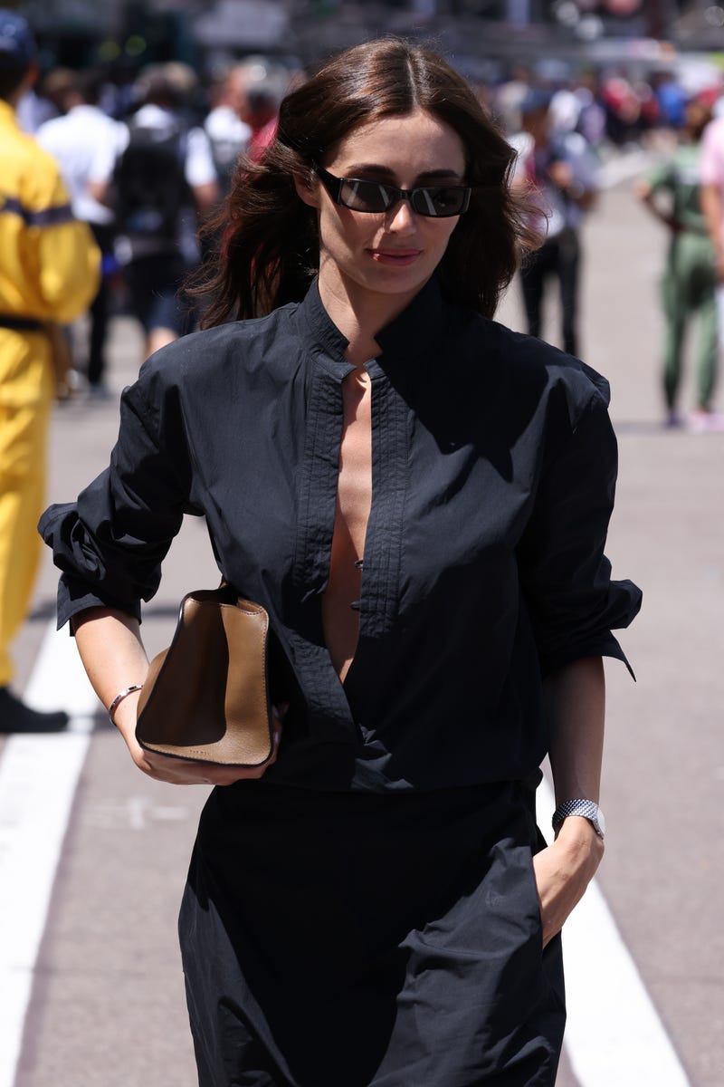 Falda sastre negra y zapatos blancos: el look de Rebecca Donaldson para ...