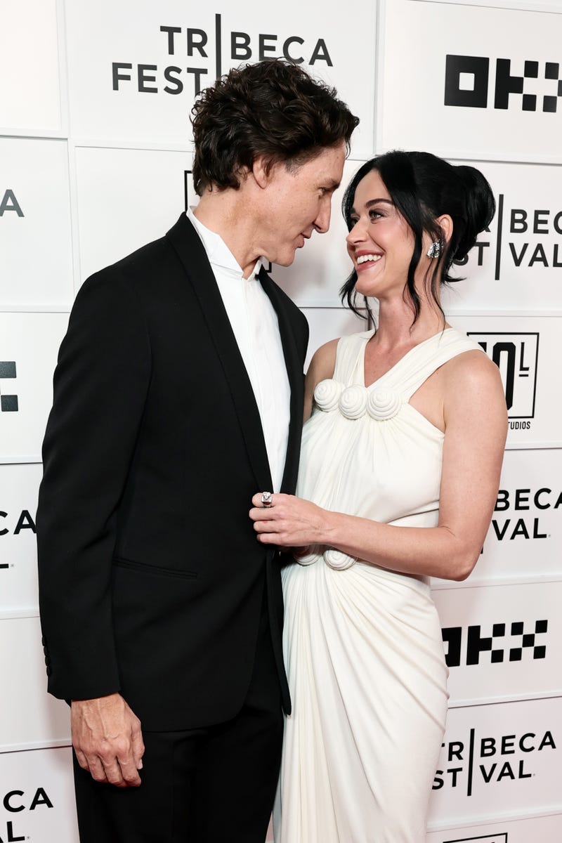 Katy Perry and Justin Trudeau were photographed kissing during a ...