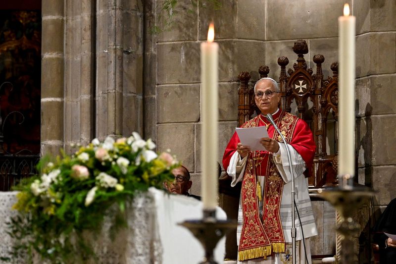 Bad Bunny meets Pope Leo in Madrid, but should have taken more photos
