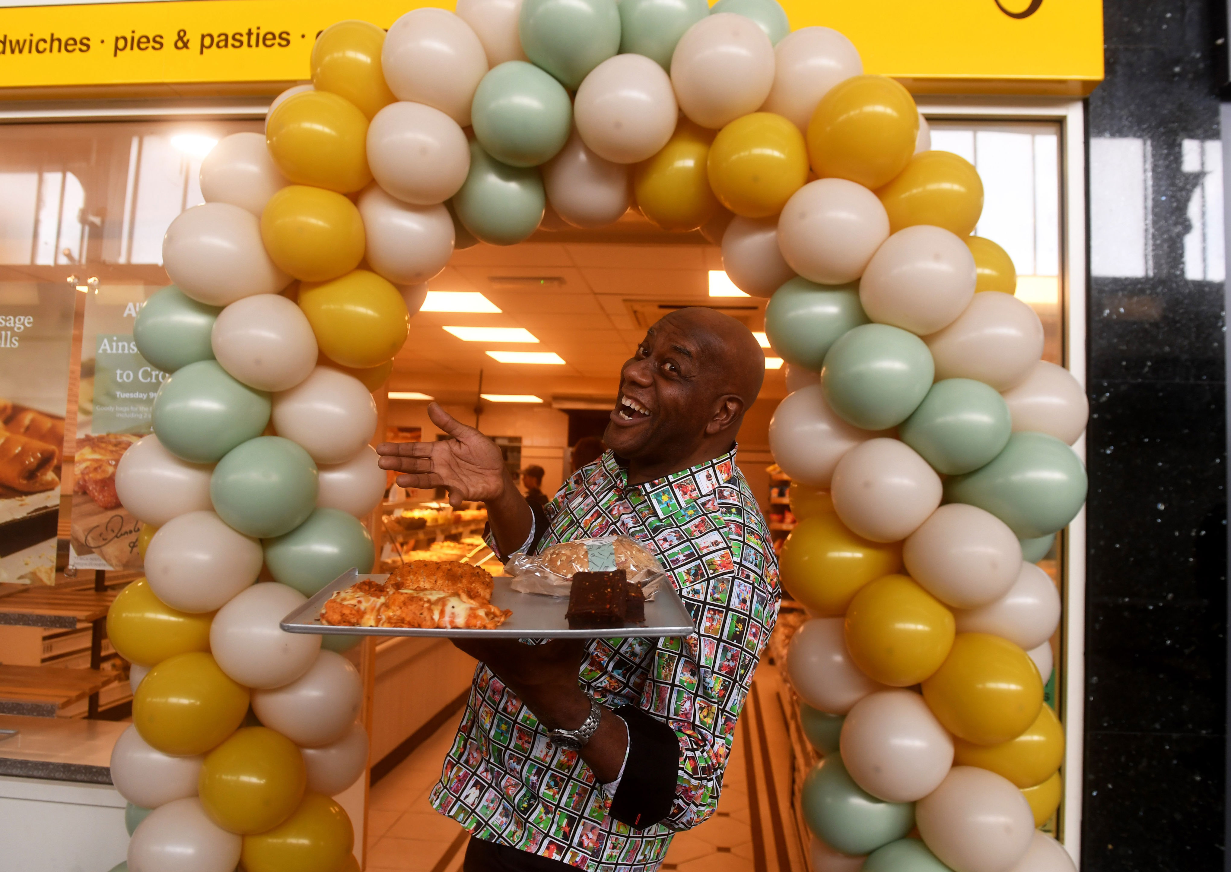 16 joyful pictures as celebrity chef Ainsley Harriott poses with fans ...