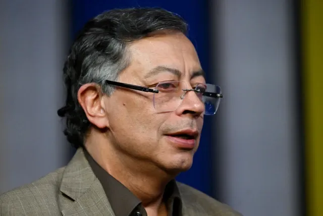 'No existe que la Comisión suspenda al Presidente': Benedetti rechaza ...