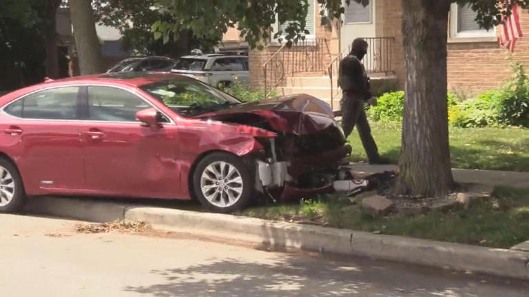 ICE agents crash into car, detain man in Dunning on Chicago's Northwest ...