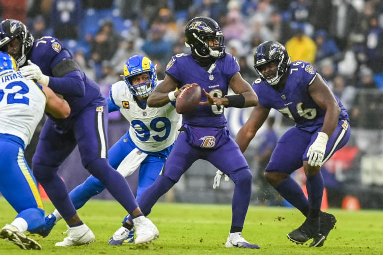 Top NFL insider believes Aaron Donald will play for Los Angeles Rams again