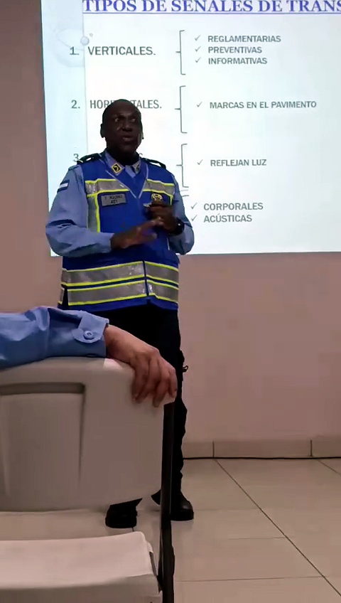Policía de tránsito se vuelve viral por su estilo único al dirigir carros