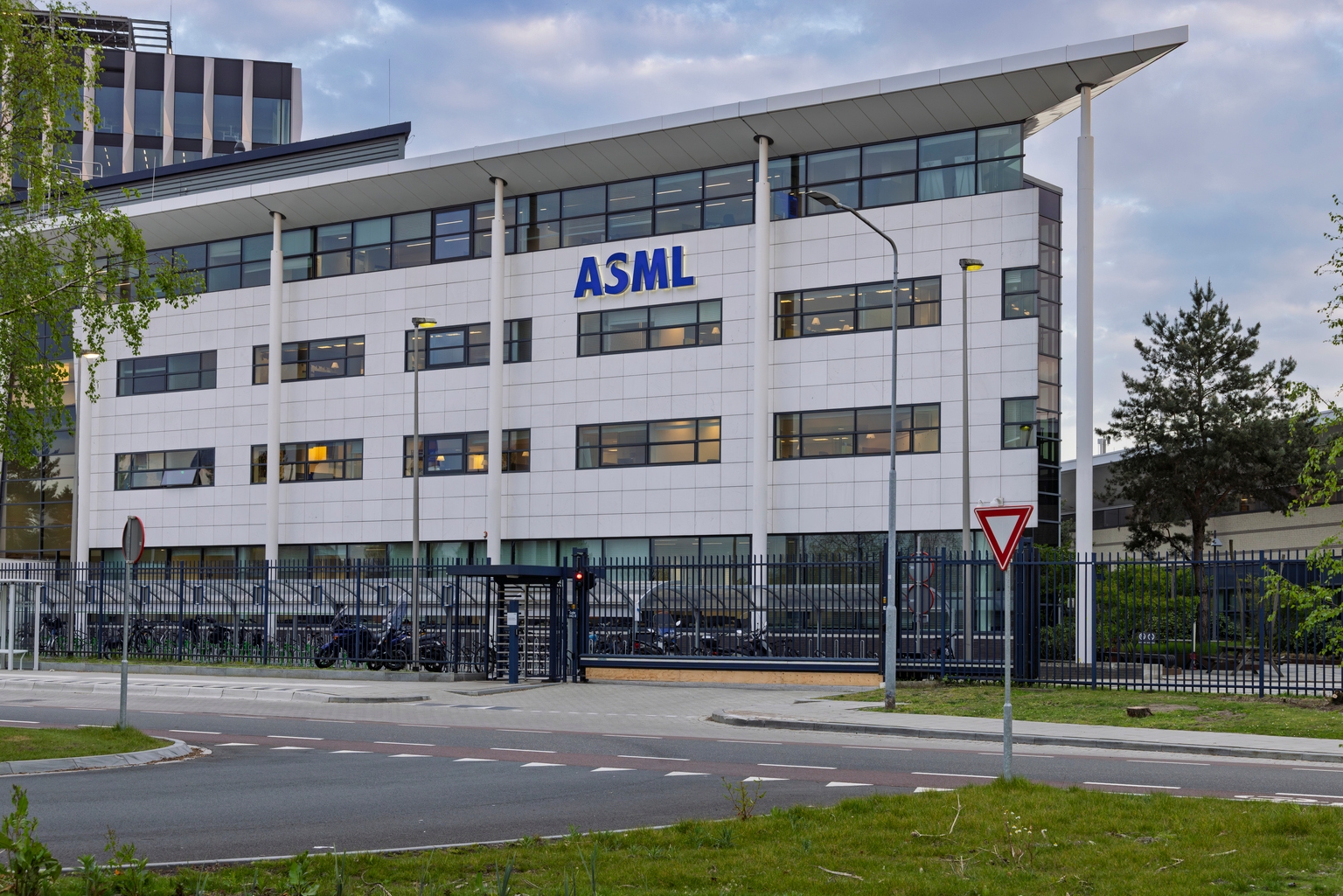 ASML breaks $700B market cap barrier: Here's the rally drivers and key ...