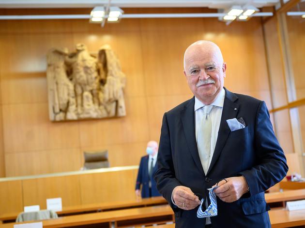 Rechtsstreit beim TSV 1860: Ismaik setzt auf Promi-Anwalt Gauweiler