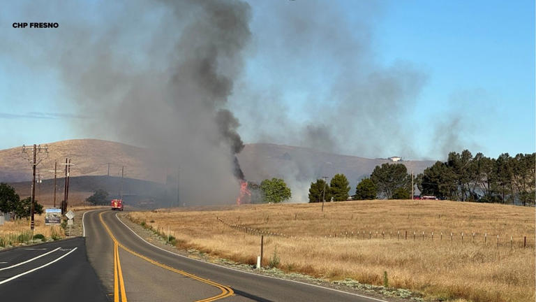 Single-car crash causes grass fire in Fresno County, CHP says